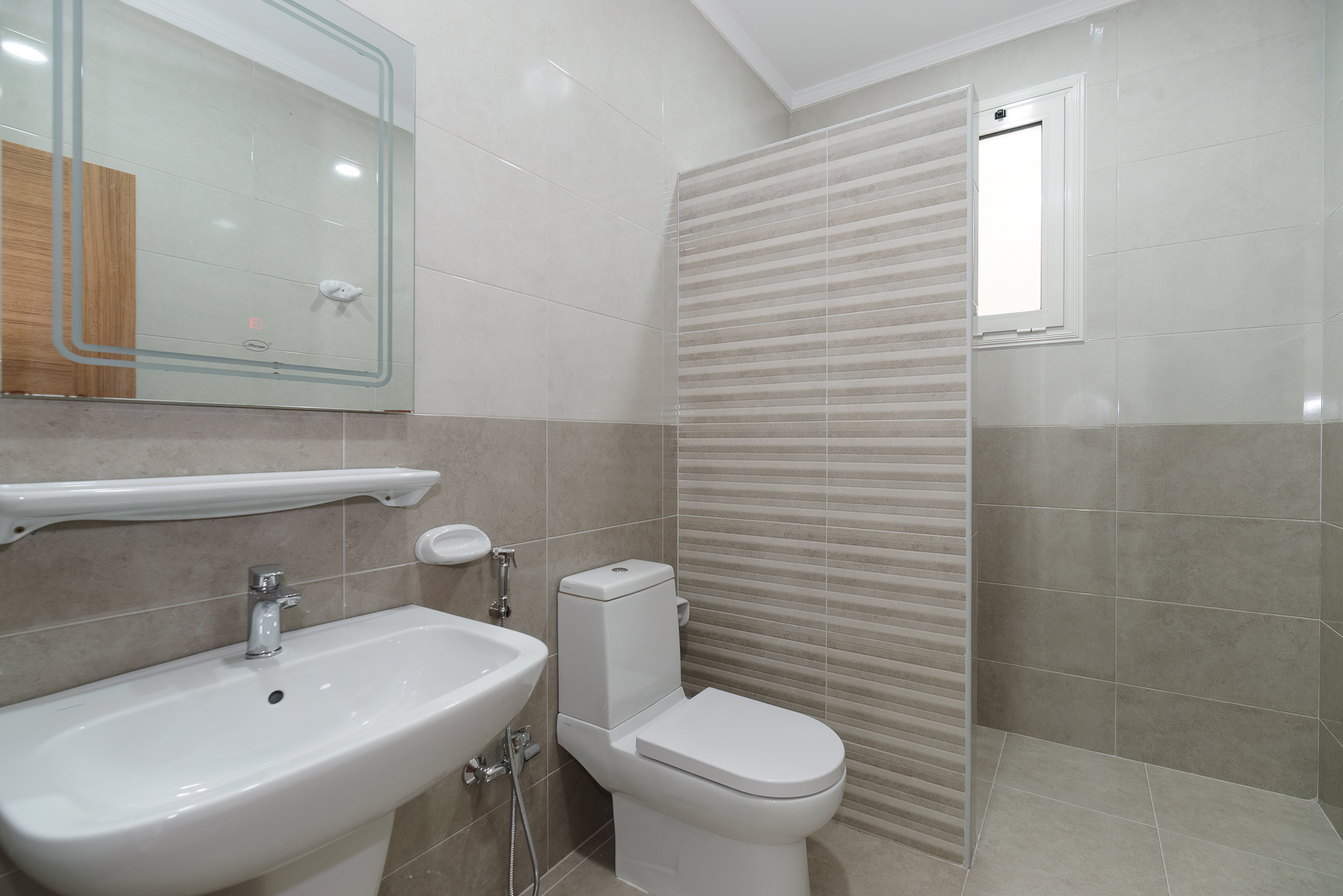 Salam - 450m2, unfurnished three master bedroom floor Horizon Q8 ...