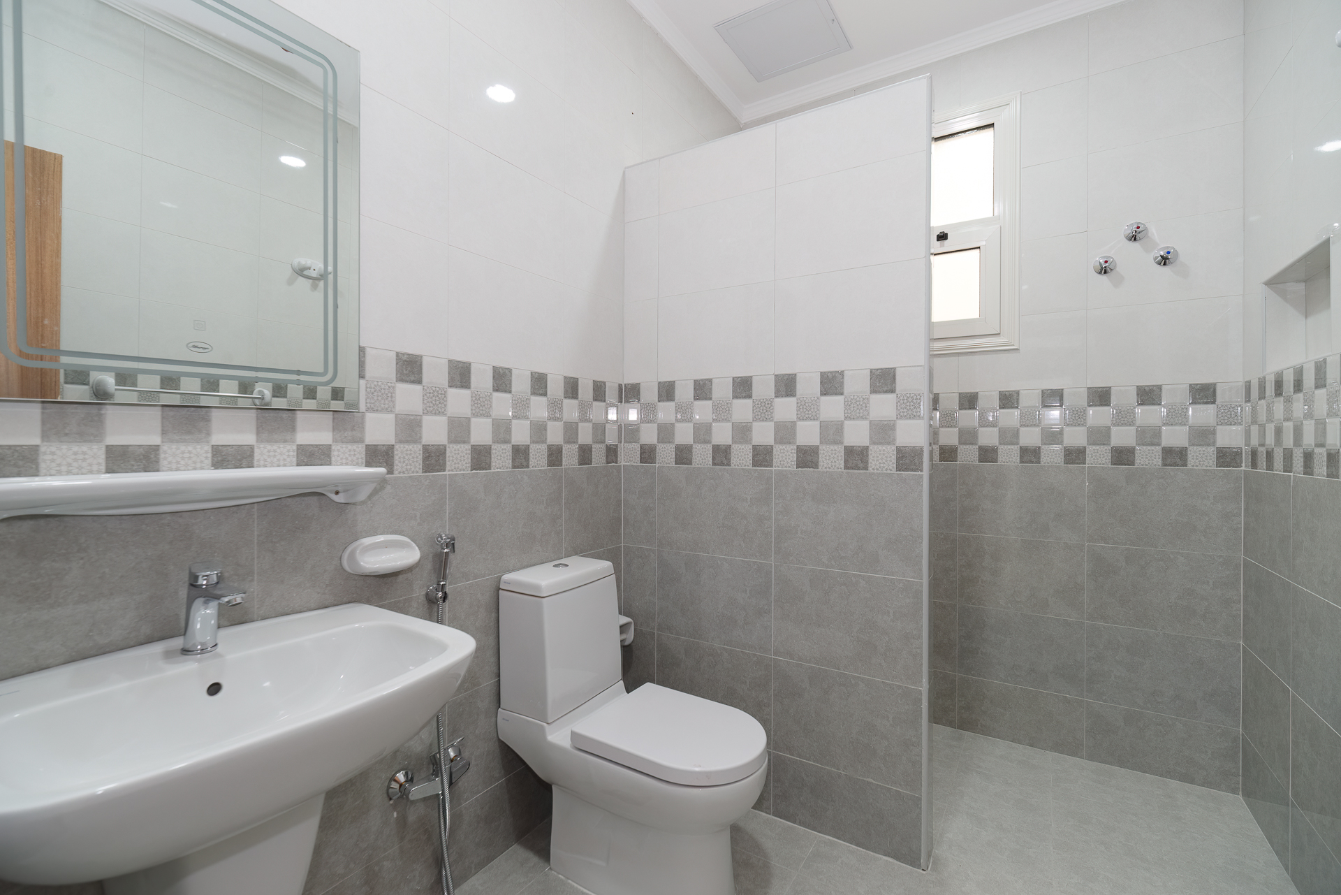 Salam - 450m2, unfurnished three master bedroom floor Horizon Q8 ...