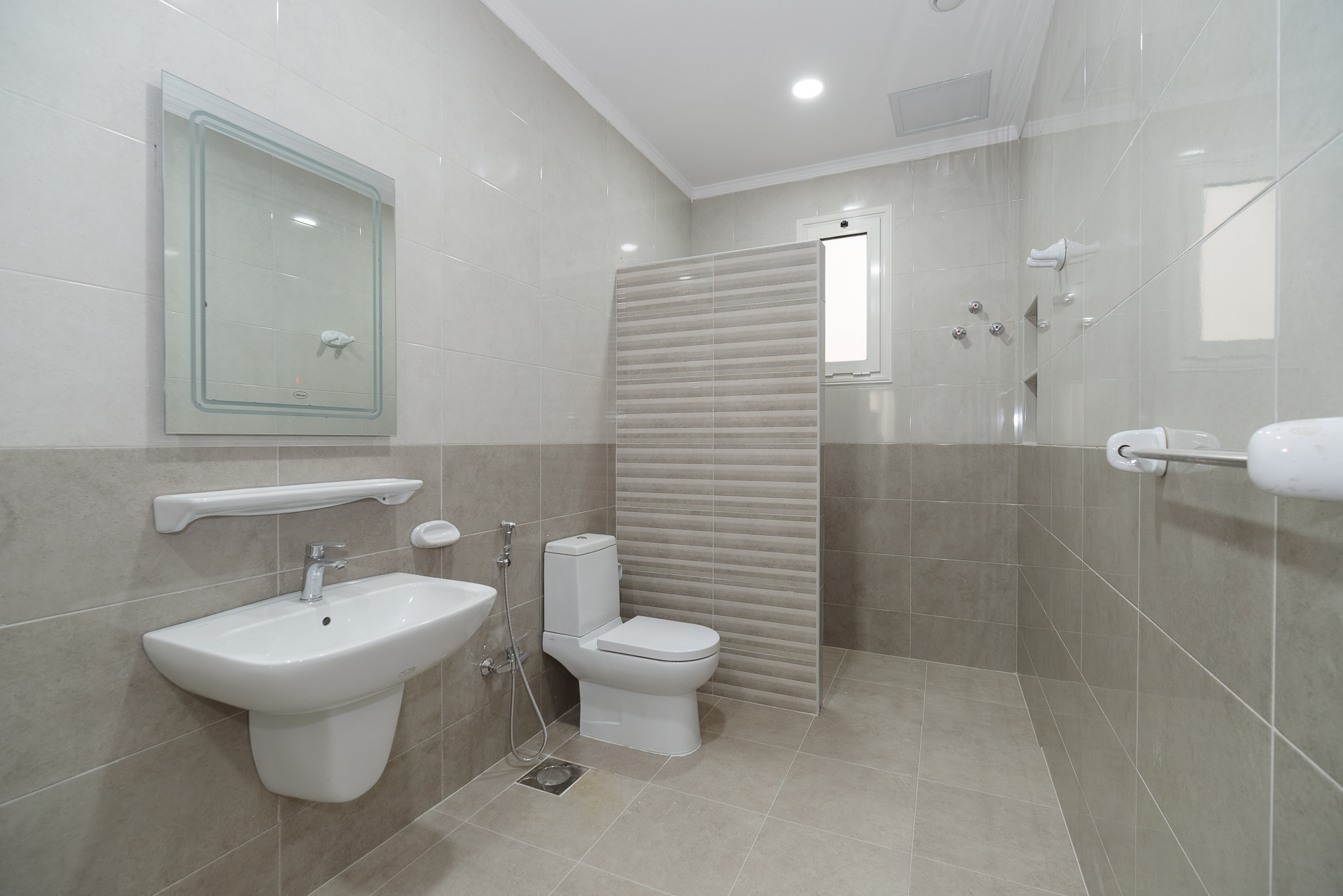 Salam - 450m2, unfurnished three master bedroom floor Horizon Q8 ...